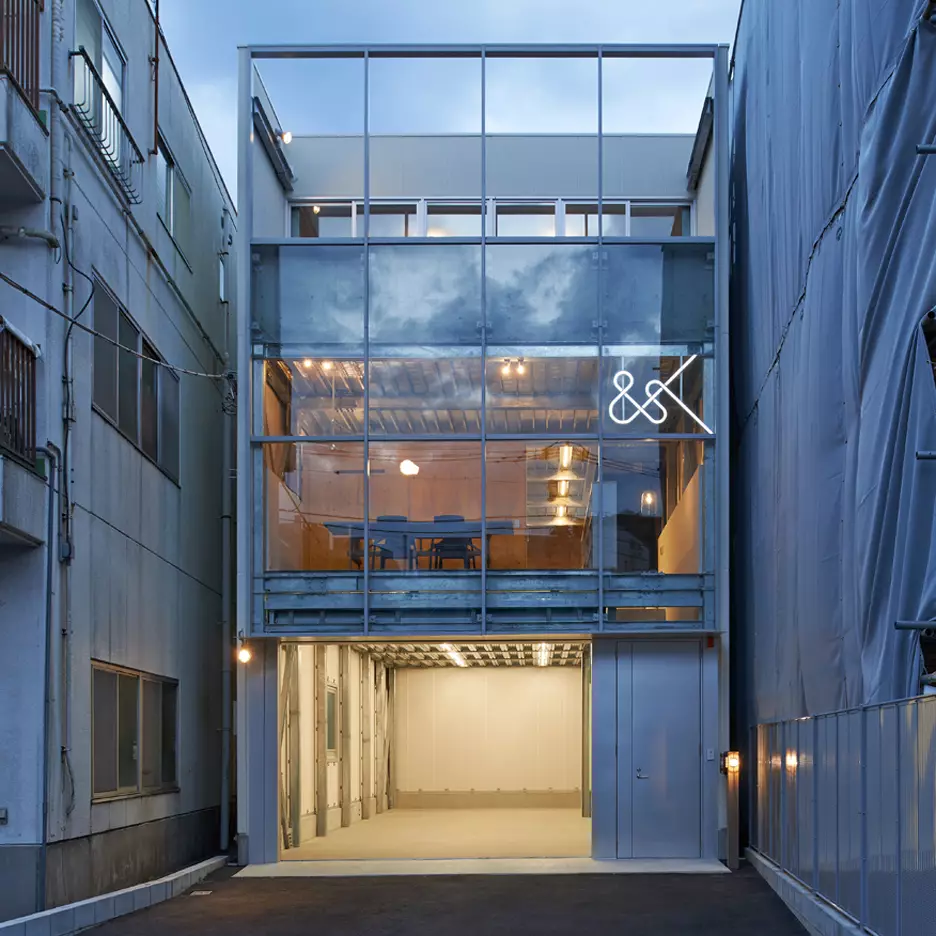 Ninkipen! klinuje metalowe biuro między blokami Tokio