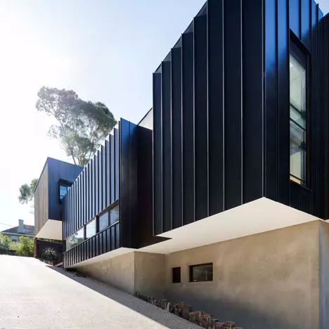 L'acier ondulé fournit une façade durable pour la maison par Glow Design Group 25490_4