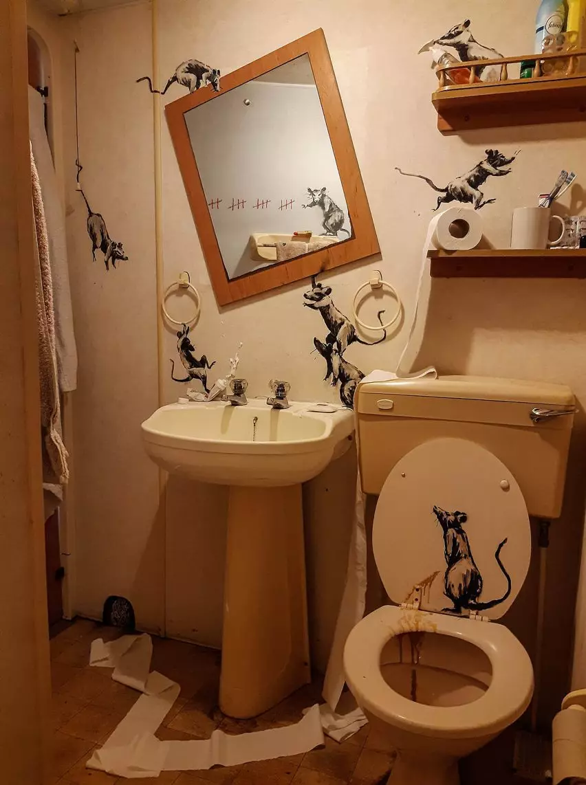 Banksy patkány installációt készít a fürdőszobájában