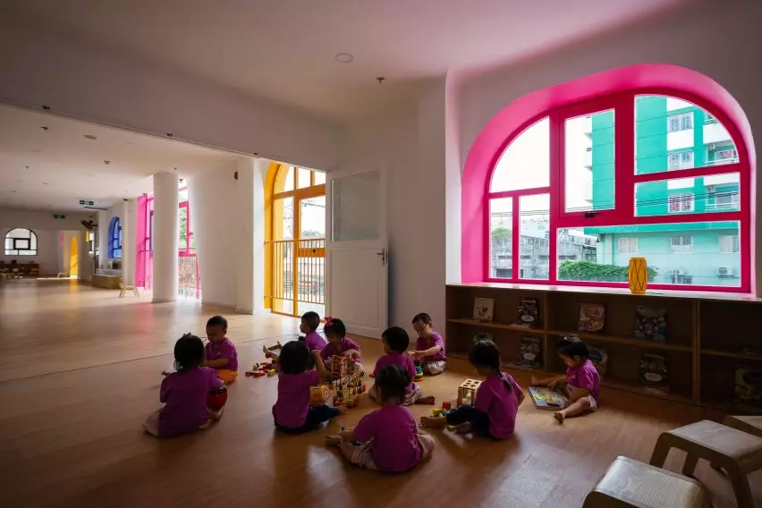 TTC Elite Saigon Kindergarten by Kientruc O in میں ایک مخصوص اگواڑا ہے جسے رنگین پیچ اور بے ترتیب شکل والی کھڑکیوں سے سجایا گیا ہے۔