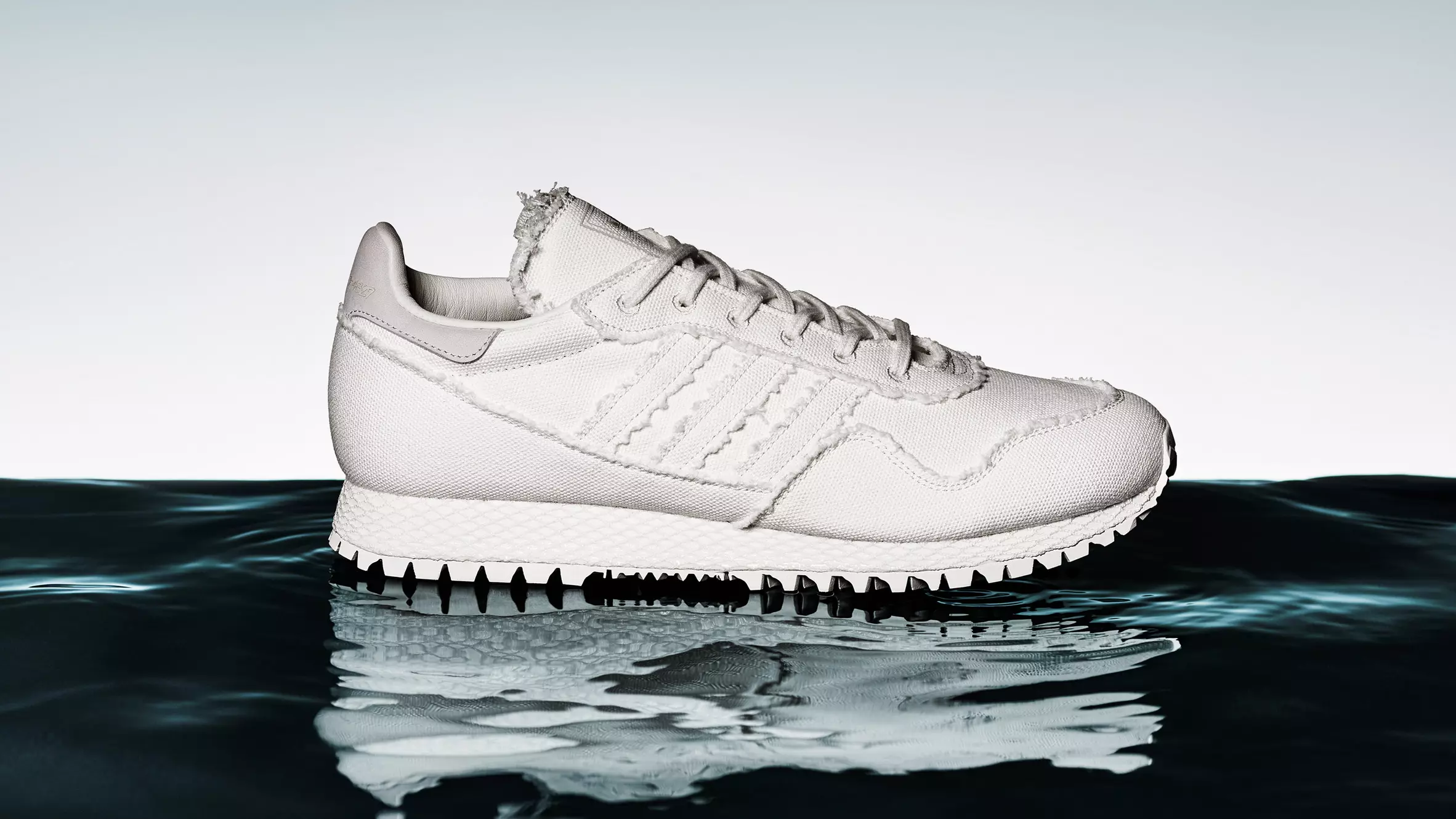 Daniel Arsham kwadoro ndị nkuzi Adidas na-acha ọcha na artefacts ihe ochie