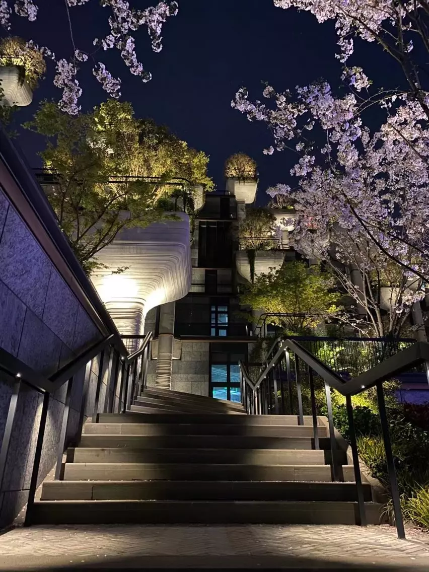 Edificios de hormigón con plantadores de árboles en Shanghai