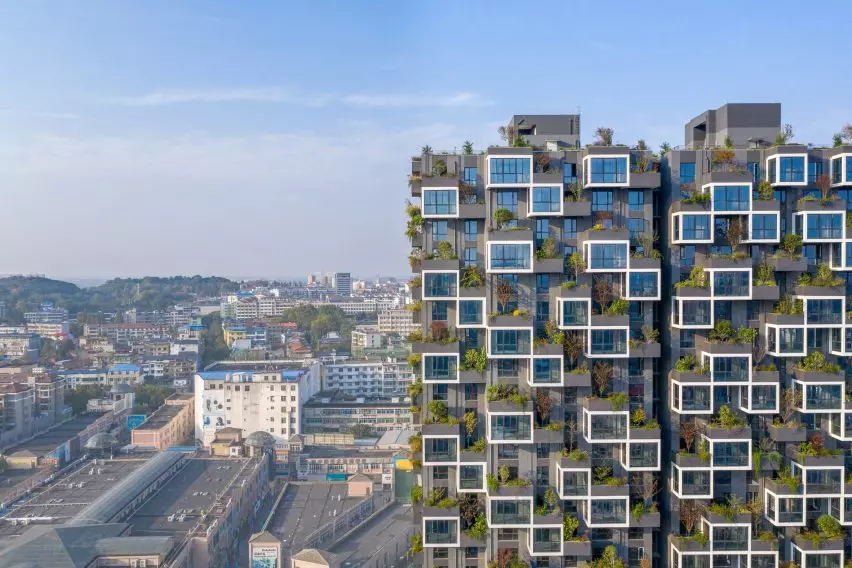 Balconies zilizopambwa kwa miti kwenye mnara na Stefano Boeri