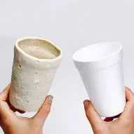 Taza Chitofoam de Doppelgänger hecha de exoesqueleto de gusano de la harina junto a una taza de poliestireno