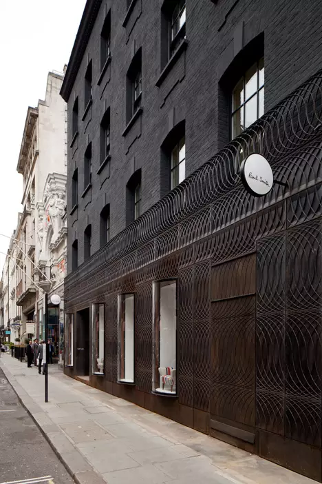 Fasáda obchodu na ulici Paul Smith Albemarle od 6a Architects