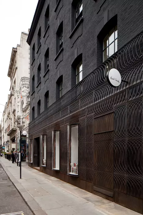 Framhlið verslunar Paul Smith Albemarle Street eftir 6a arkitekta