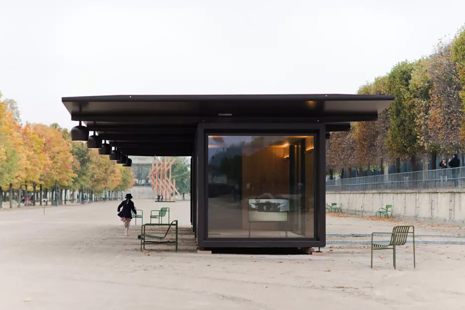 Instalare chioscă la Jardin des Tuileries de Ronan și Erwan Bouroullec