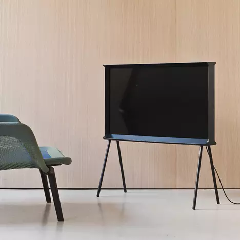 Serif TV oleh Ronan dan Erwan Bouroullec untuk Samsung