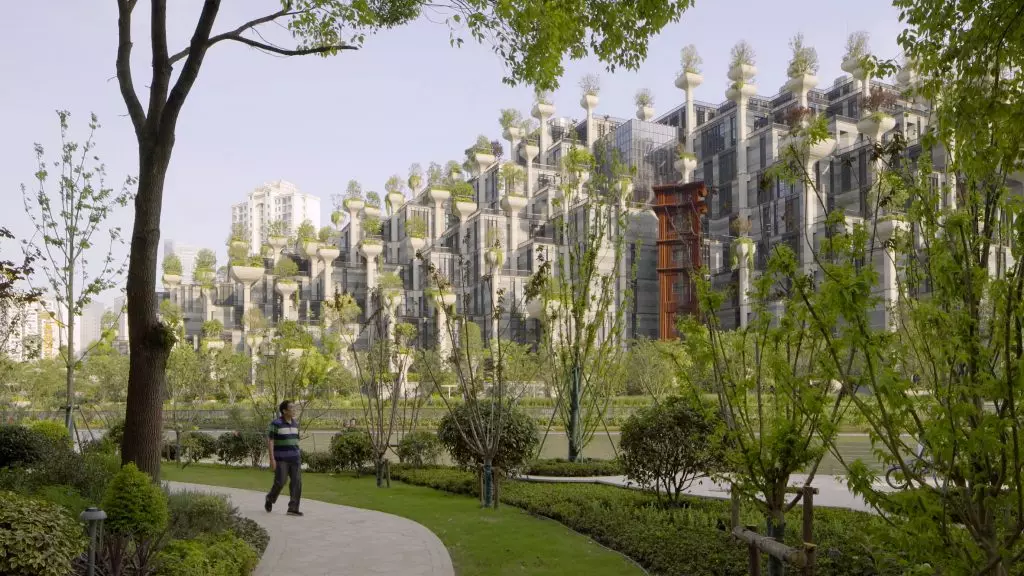 El vídeo drone mostra l'exterior de 1.000 arbres d'Heatherwick Studio