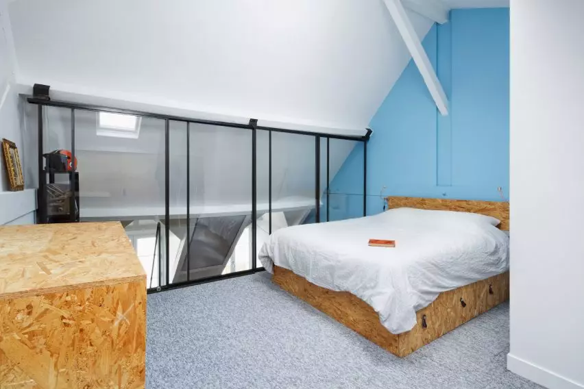 Loftsleilighet pusset opp av Florent Chagny Architecture med industrielle materialer 26650_3