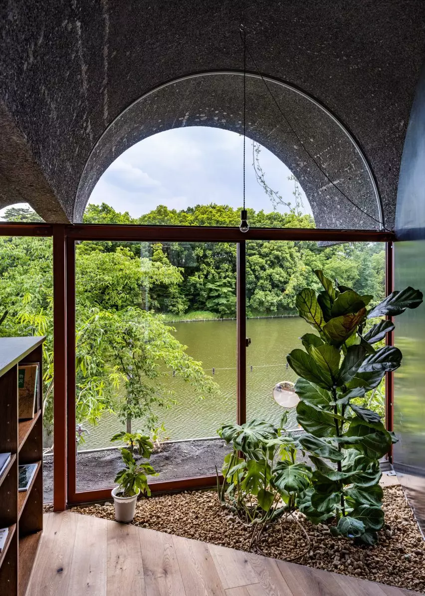 Hoekige plantenbak in de vloer van huis