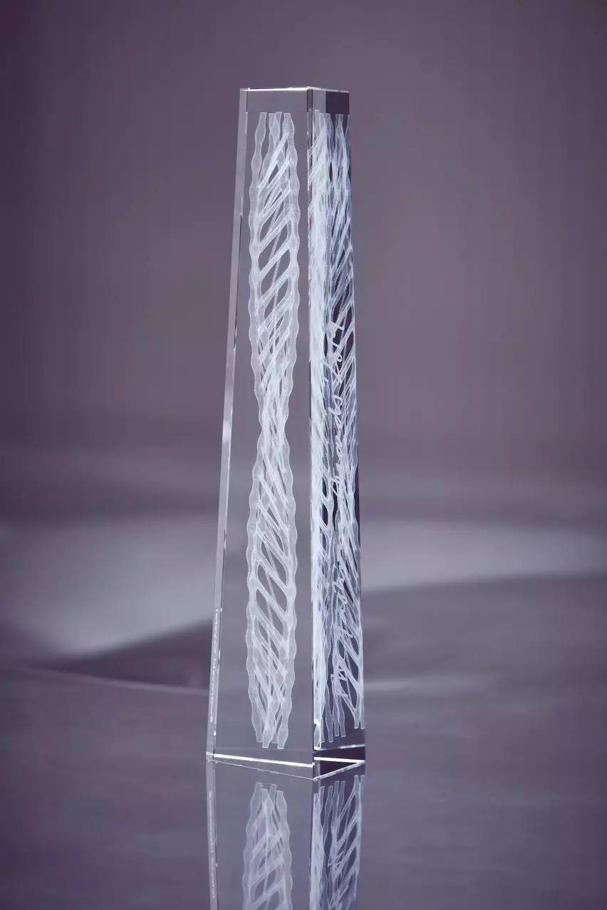 روس لوفجروف يصنع كأسًا بلوريًا مع حلزون مزدوج داخلي لجوائز الموضة لعام 2019