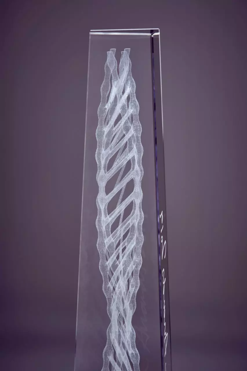 Росс Ловегрове креира кристални трофеј са унутрашњом двоструком спиралом за модне награде 2019