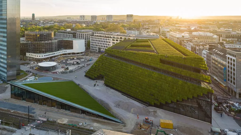 Ingenhoven Architects ofîsa Düsseldorfê bi pênc mîl hedgetan pêça