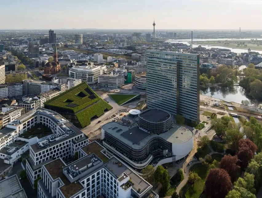 Biwo Kö-Bogen II nan Düsseldorf pa Ingenhoven Architects kouvri ak senk mil bòdi.