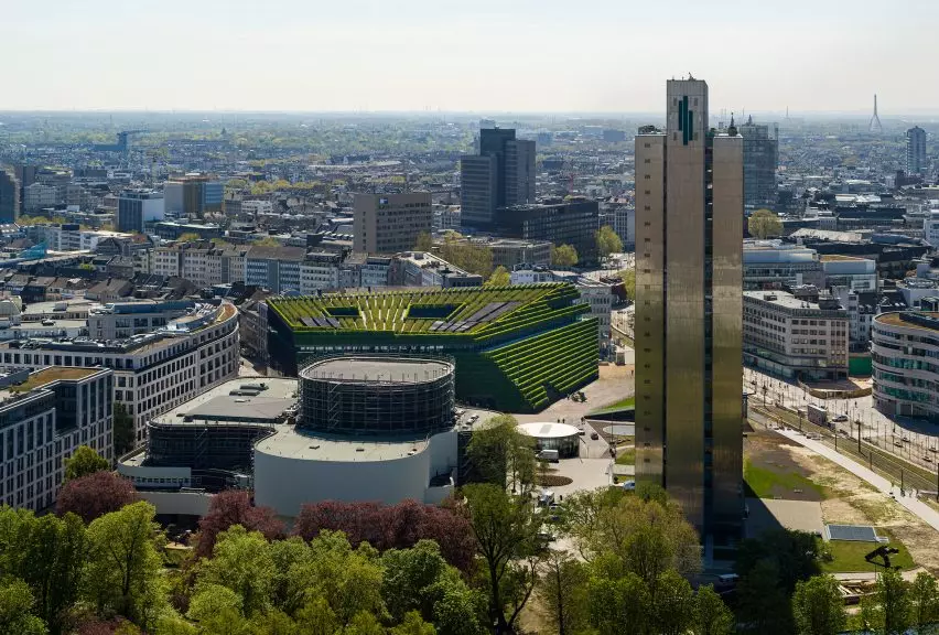 Biroul Kö-Bogen II din Düsseldorf de la Ingenhoven Architects este acoperit cu cinci mile de gard viu