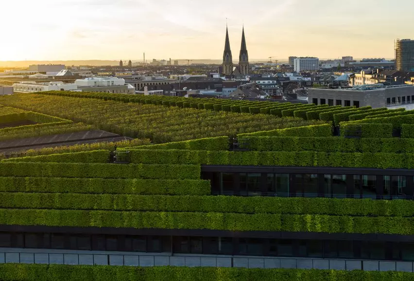 Le bureau de Kö-Bogen II à Düsseldorf par Ingenhoven Architects est couvert de cinq miles de haies