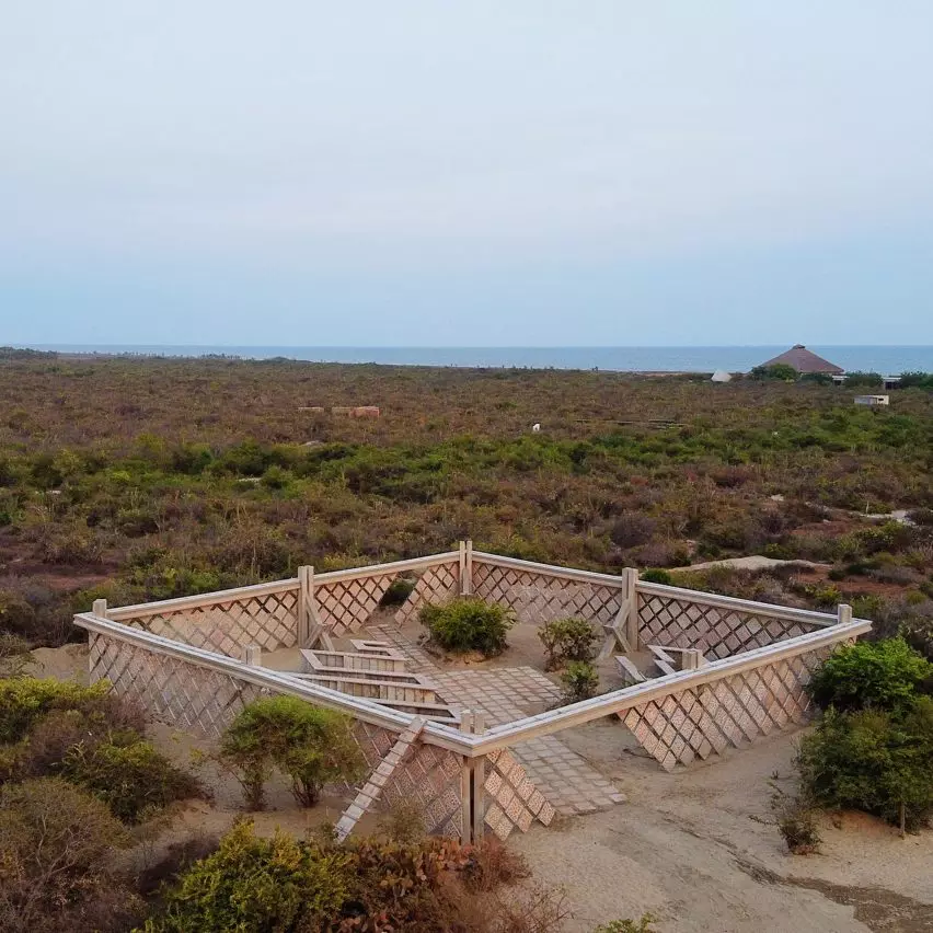 Niżel minn pavaljun tax-xemx ieħor f’Casa Wabi minn Gabinete de Arquitectura