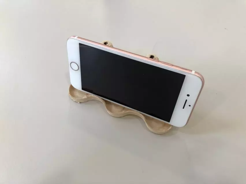 De Paul Priestman mécht DIY Smartphone Stand aus enger Eeërbox 26997_2