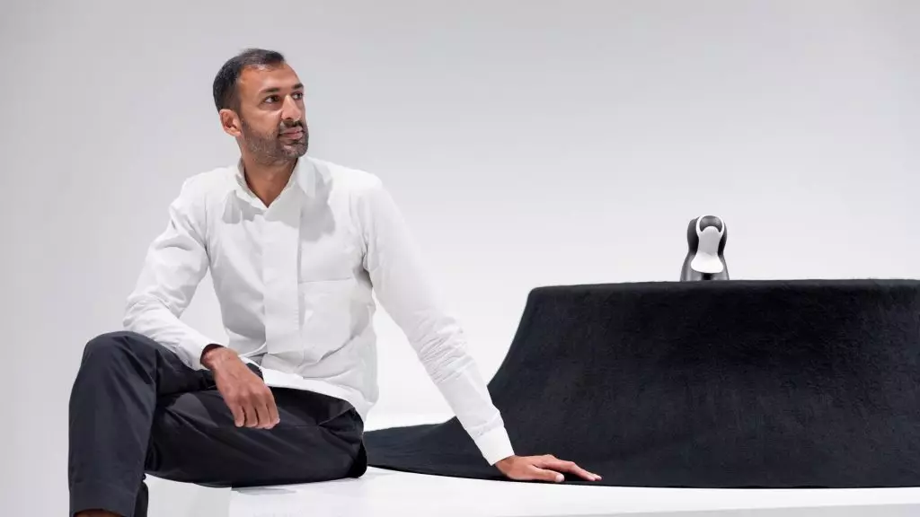 Asif Khan conçoit une table en feutre noir avec un coin où les chiens peuvent se blottir à l'intérieur