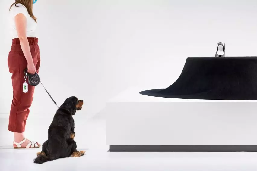 I See You black felt table nataon'i Asif Khan ho an'ny Archtecture for Dogs ao amin'ny Japan House London