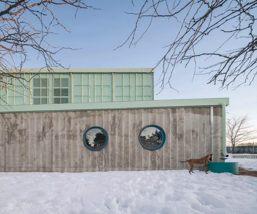 Facade af pædagogisk skole for hunde, mennesker og andre arter