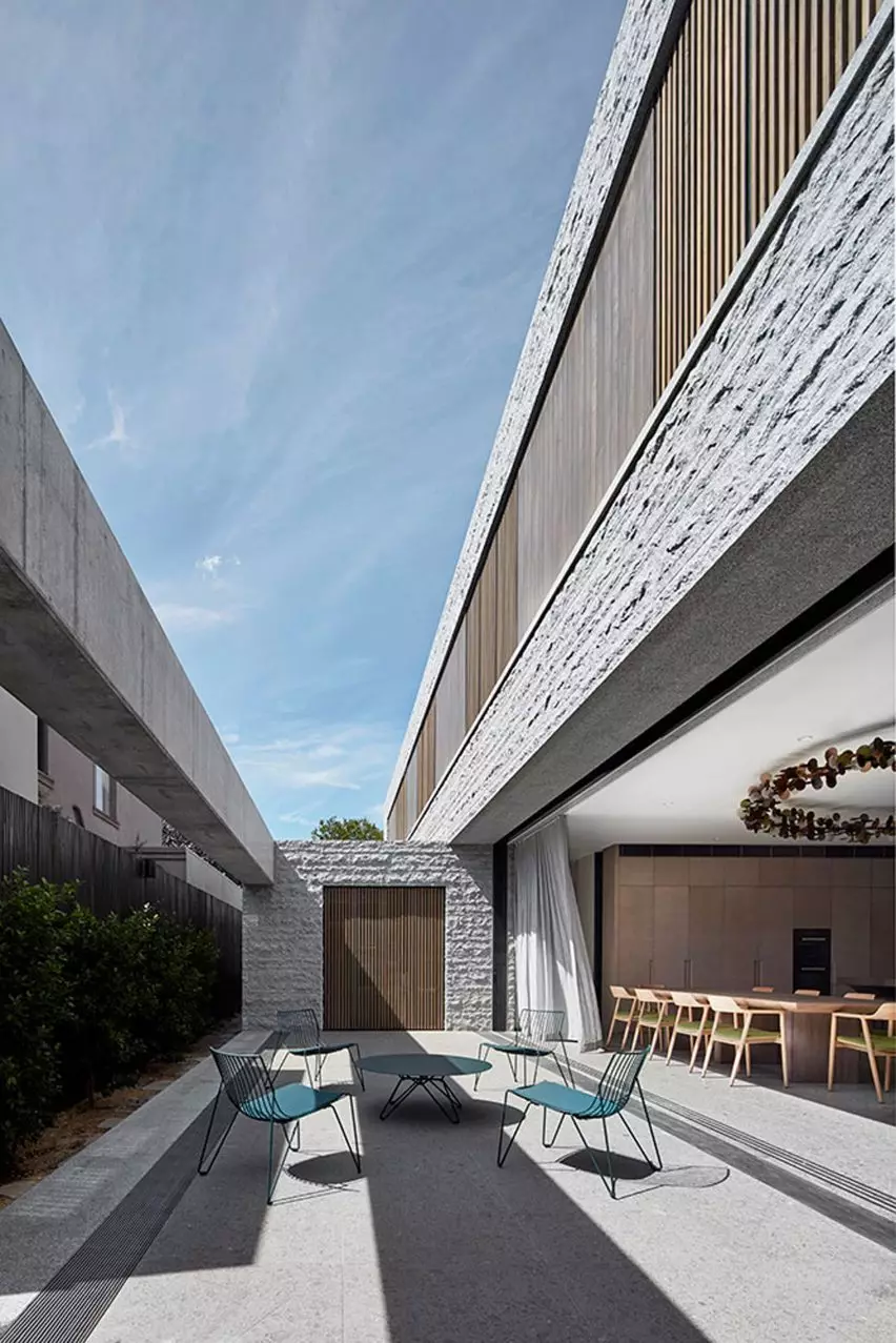 B.E Architecture navrhla třípodlažní Armadale Residence