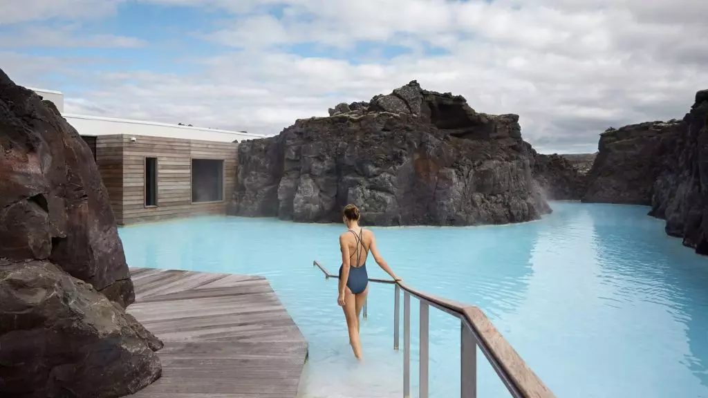 Cinq piscines géothermiques islandaises "où des étrangers se croisent et se rencontrent"