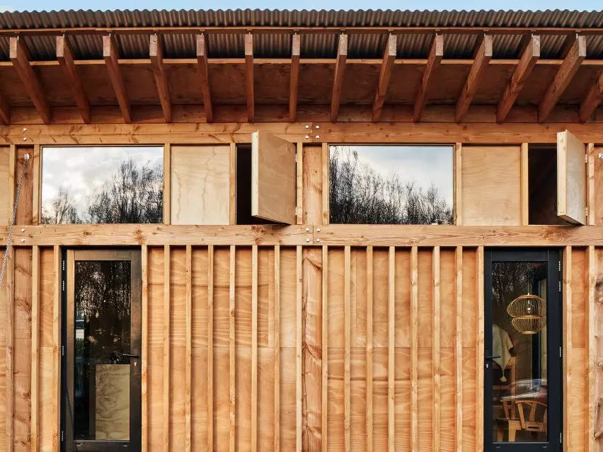 Kabin kayu kakeunaan di Drenthe, Walanda, ku Crafted Works