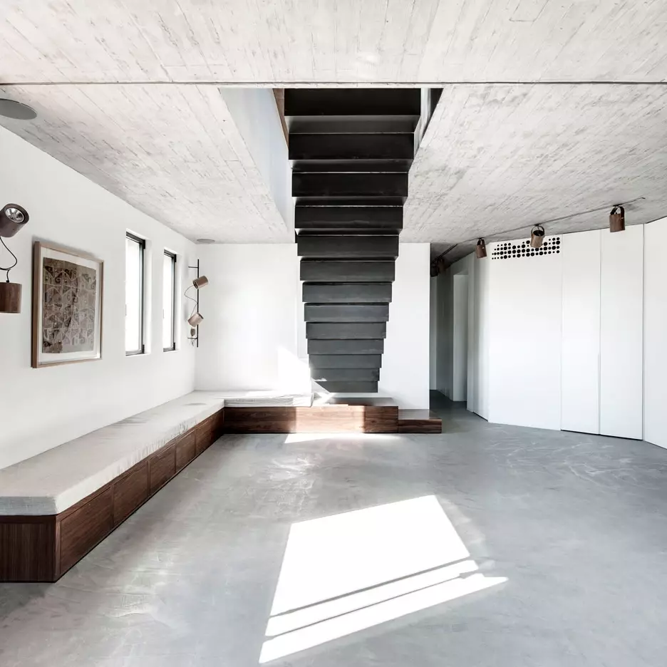 Toledano architects renovate Tel Aviv chav tsev thiab ntxiv ib tug dub hlau staircase