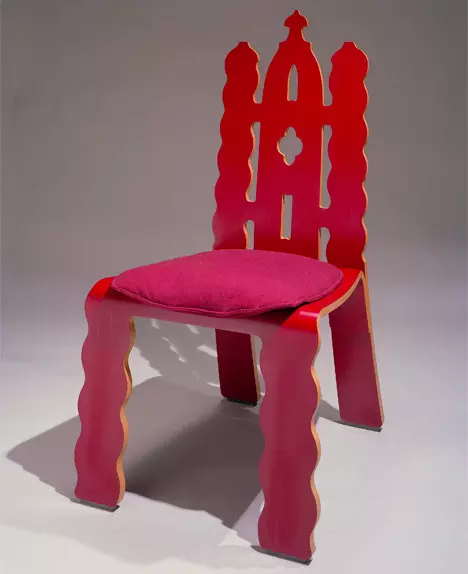 Gothic Revival Chair vum Robert Venturi an Denise Scott Brown