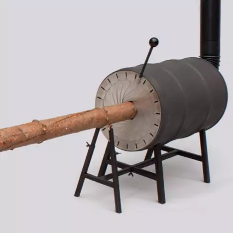 תנור אשוח ששורף גזע עץ שלם מאת מיכל מרטנס ורואל דה בור