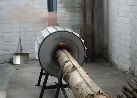 Еловая печь, которая сжигает целый ствол дерева, Мишель Мартенс и Роэль де Бур.