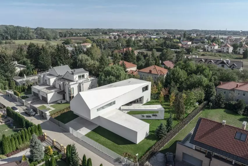 E feso'ota'i le fa'atū'aga fa'asolo ma avanoa e nonofo ai i le Fale o Robert Konieczny's Quadrant House