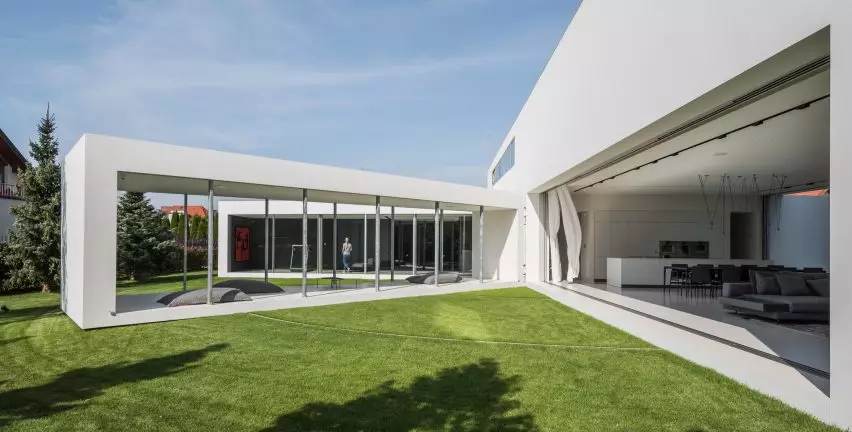 La terraza móvil se conecta con los espacios habitables en Quadrant House de Robert Konieczny