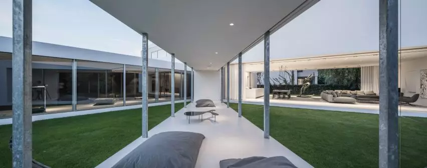 La terraza móvil se conecta con los espacios habitables en Quadrant House de Robert Konieczny