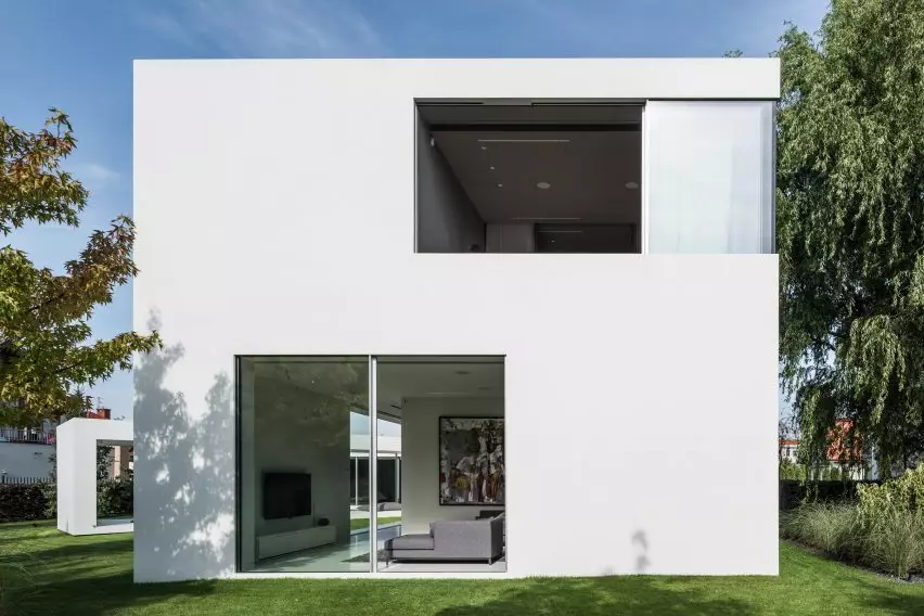 La terraza móvil se conecta con los espacios habitables en Quadrant House de Robert Konieczny