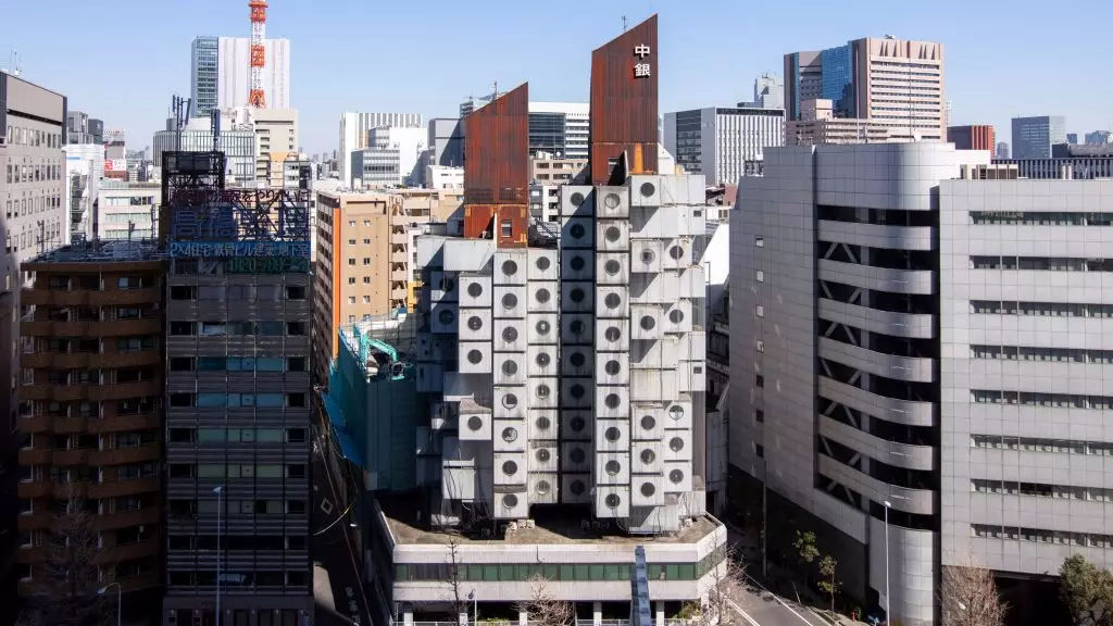 Ang pagguba sa iconic nga Nakagin Capsule Tower nagsugod sa Tokyo