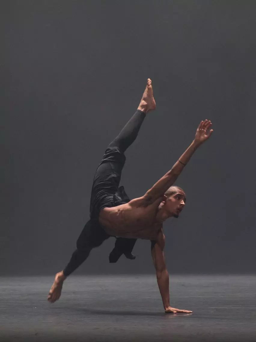 Aitor Throup entwirft „Kleidung, keine Kostüme“ für die Produktion von Wayne McGregor 27630_2