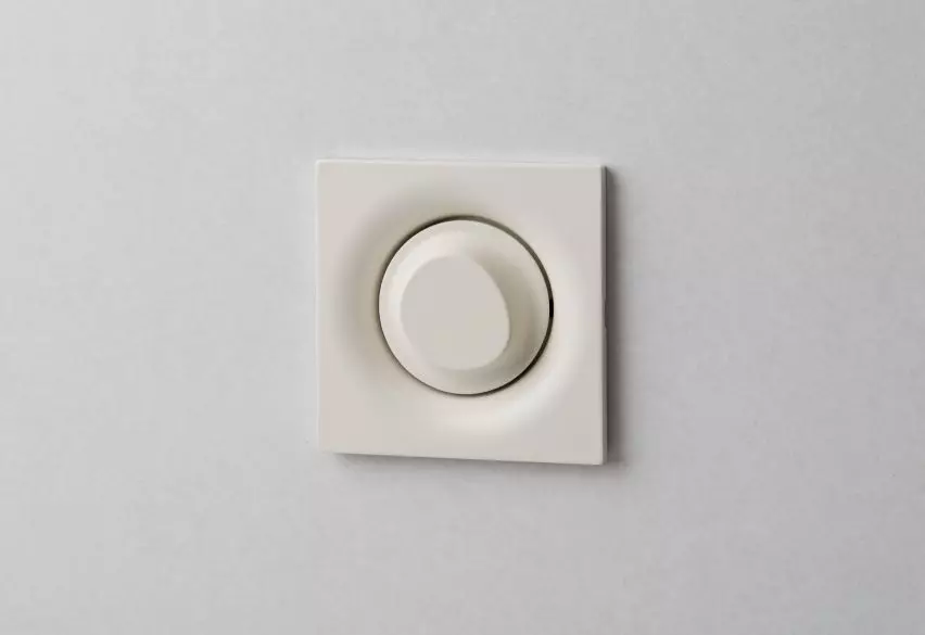 Interruptor de luz Elos con forma orgánica redondeada