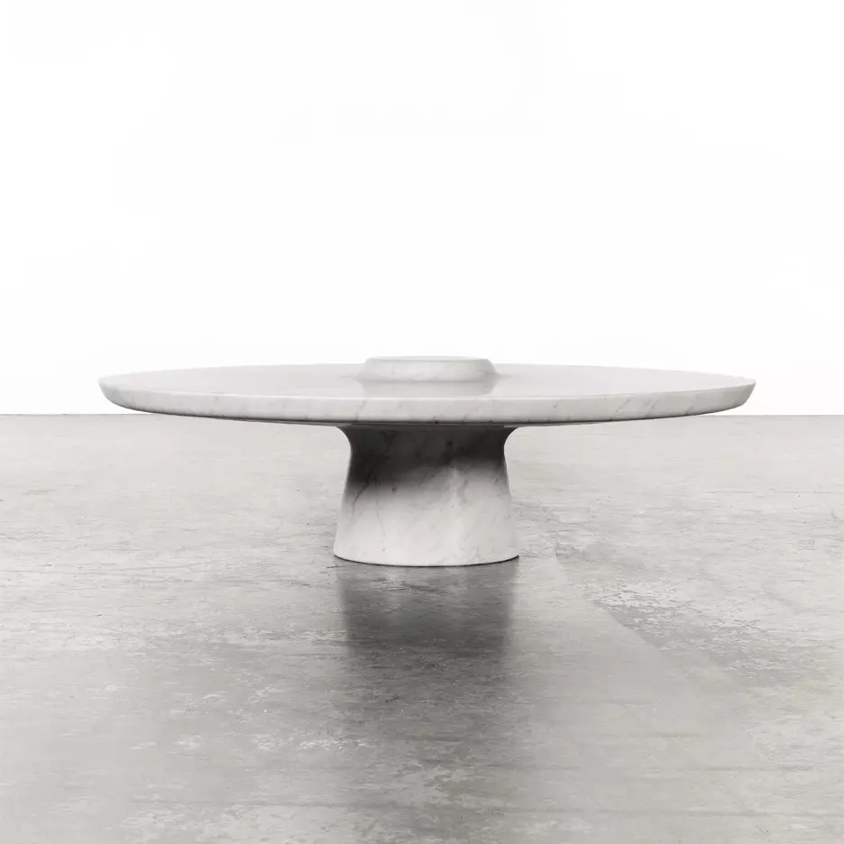 طاولة صغيرة مخرطة من مارك نيوسون