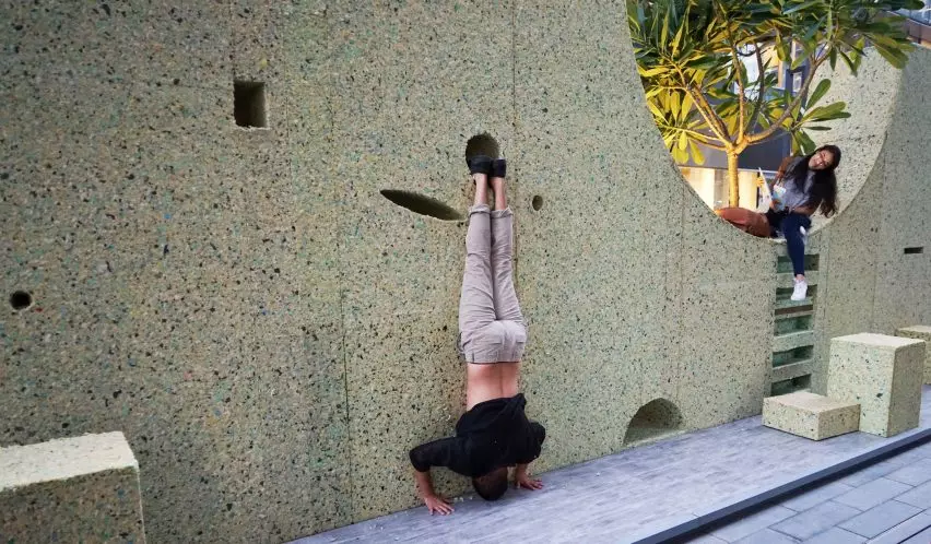 El pabellón de Líbano de T Sakhi utiliza una pared para activar la interacción social