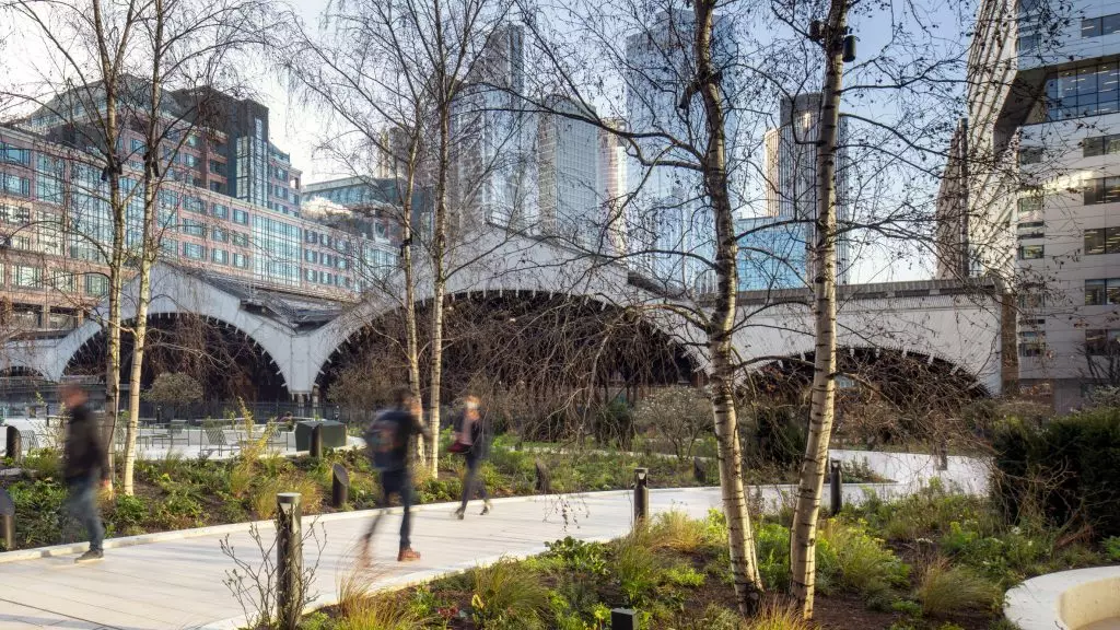 DSDHA nggawe alun-alun umum ing ndhuwur trek Liverpool Street Station