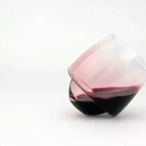सुपरडुपरस्टुडिओद्वारे सॅटर्न वाइन ग्लासेस