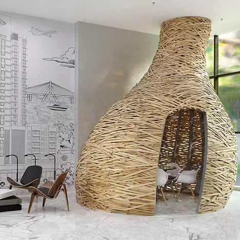 Nagbibigay ang higanteng timber nest ng meeting room sa mga opisina ng Baya Park ng Planet 3 Studios