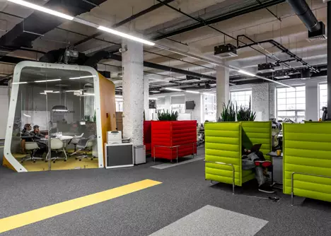 תרמילים צבעוניים מכילים חדרי ישיבות במשרדי משרדי IT של Za Bor Architects