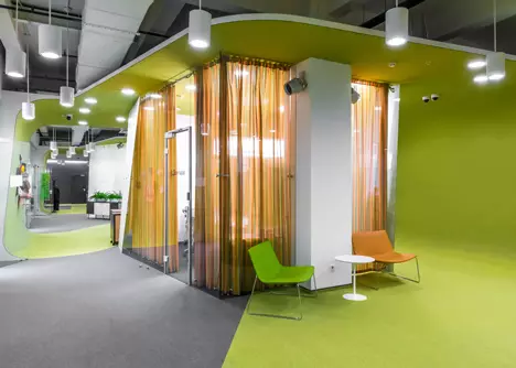 Barevné moduly obsahují zasedací místnosti v kancelářích IT firem od Za Bor Architects