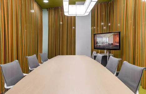 Baccelli colorati ospitano sale riunioni negli uffici degli studi IT di Za Bor Architects