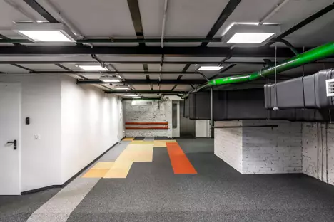 Barevné moduly obsahují zasedací místnosti v kancelářích IT firem od Za Bor Architects