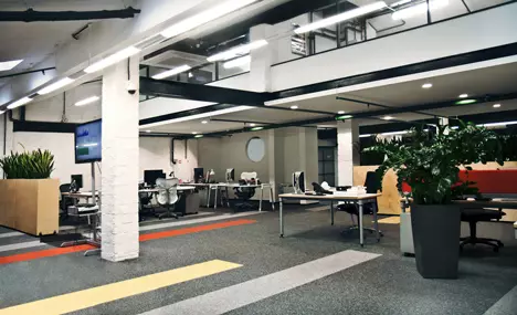 Za Bor Architects 在 IT 公司辦公室的彩色吊艙內設有會議室